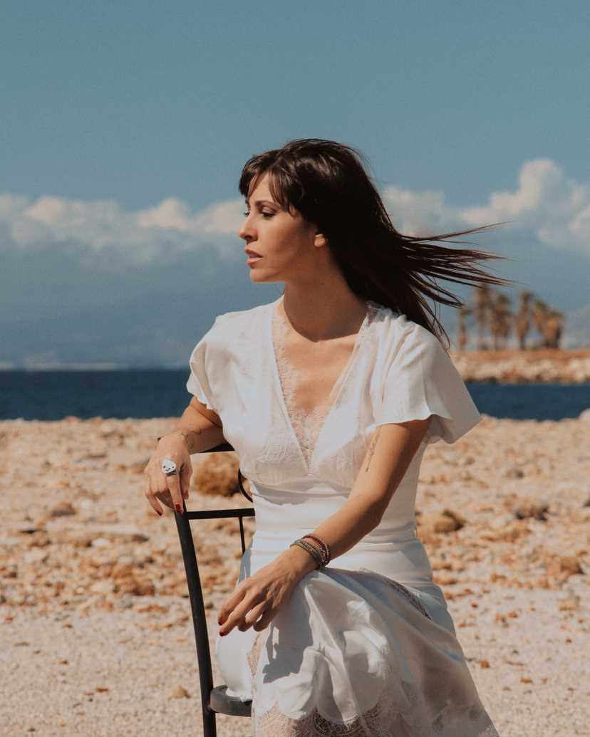 Σαλίνα Γαβαλά ερμηνεύει «Έλα» - Άνοιξη 100.7 fm
